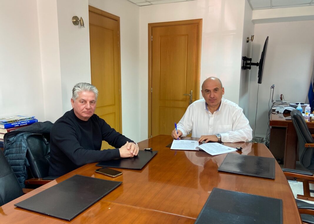 Ο Β.Γκίζας υπέγραψε τη σύμβαση για την ενεργειακή αναβάθμιση του 1ου ...